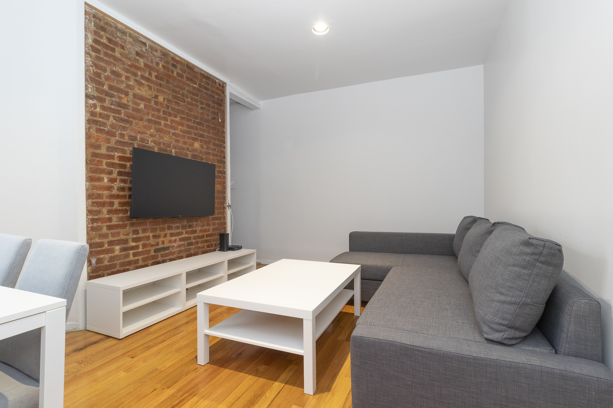 Spacious Living Area And Fully Equipped Kitchen - Charming Oasis - New York