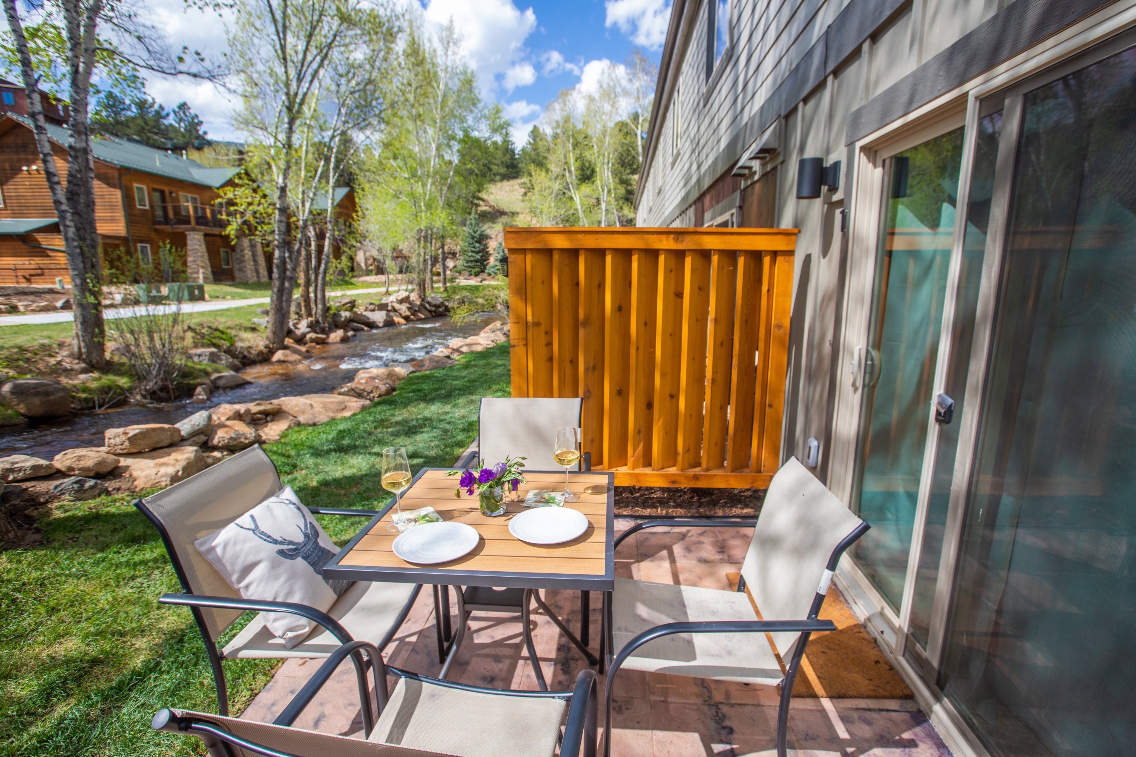 Stream-side Patio And Town Access - Charming Mountain-modern Retreat - Estes Park, CO