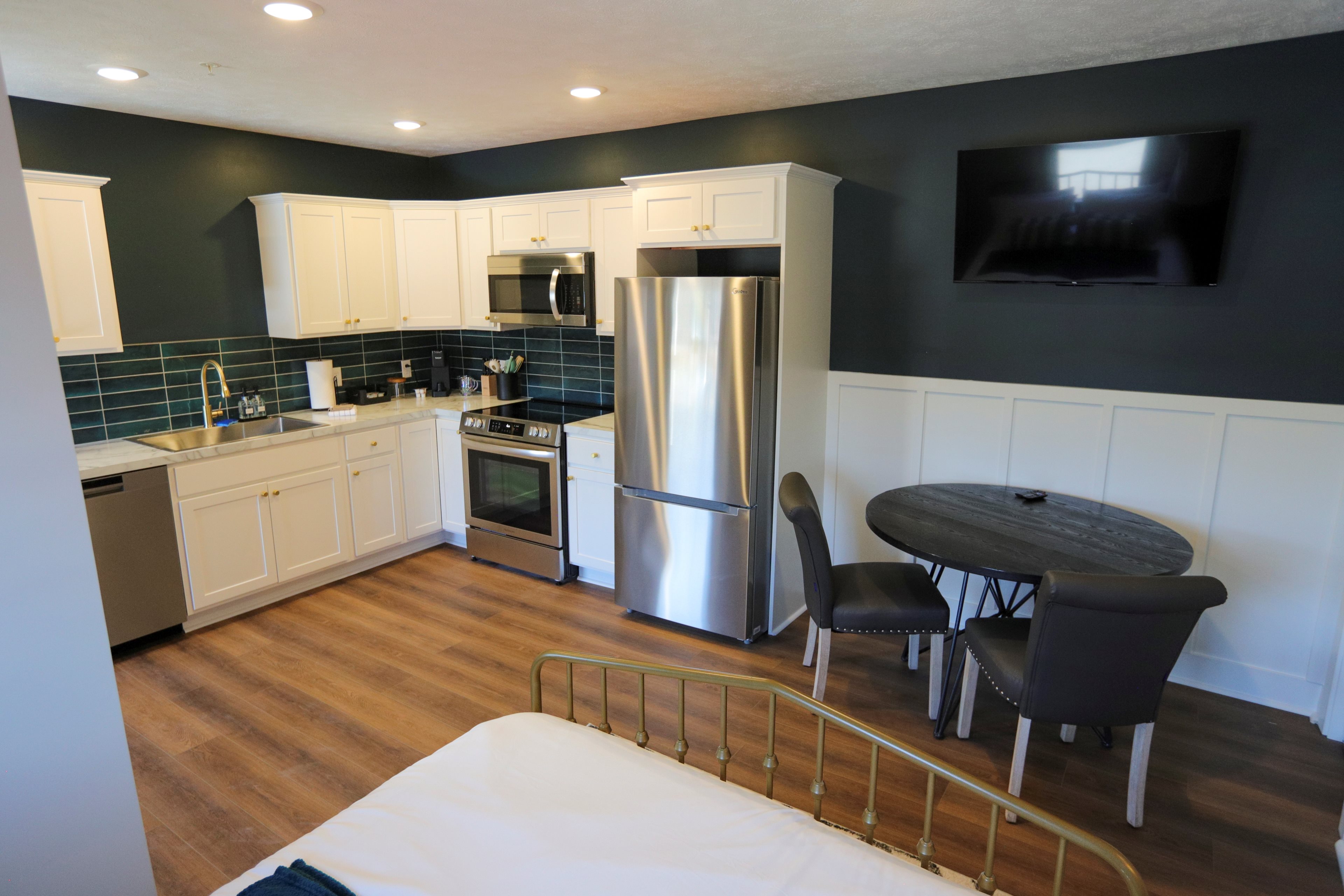 Modern Queen Studio At The Victorian - Unit B - Muskegon, MI